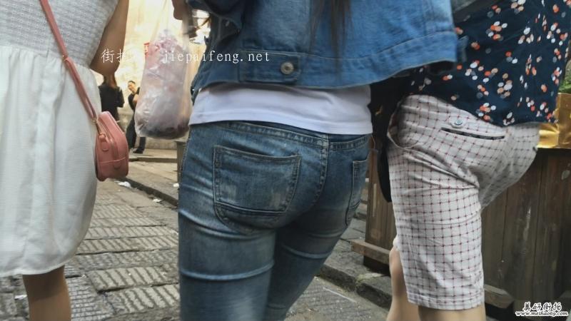 跟拍蓝色紧身牛仔裤美眉，好像被开发过哦[MOV/431M]3-街拍疯-引领美女街拍潮流风尚
