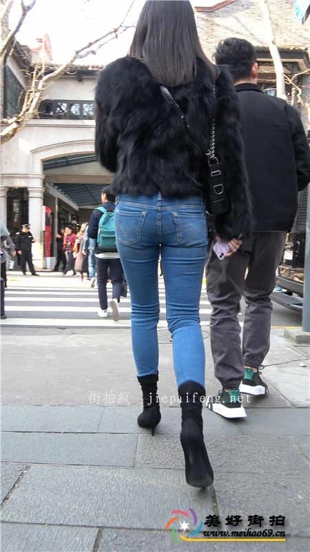 4K-街拍蓝色紧身牛仔裤少妇高跟美腿圆臀[MP4/1.22G]-街拍疯-引领美女街拍潮流风尚