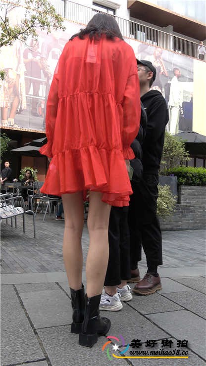 4K-性感红色连衣裙长腿高跟皮靴美女街头拍照[MP4/1.14G]-街拍疯-引领美女街拍潮流风尚