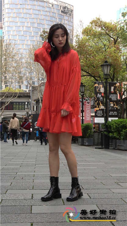 4K-性感红色连衣裙长腿高跟皮靴美女街头拍照[MP4/1.14G]-街拍疯-引领美女街拍潮流风尚