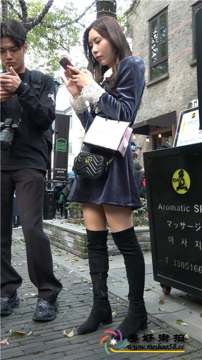 4K-性感连衣短裙肉丝长腿黑色高跟长靴极品美女[MP4/1.74G]-街拍疯-引领美女街拍潮流风尚