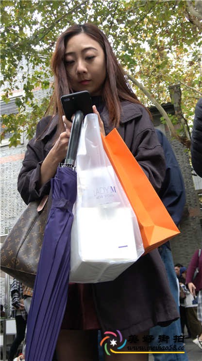 4k-街拍连衣短裙性感黑丝长腿高跟美女[MP4/1.34G]-街拍疯-引领美女街拍潮流风尚