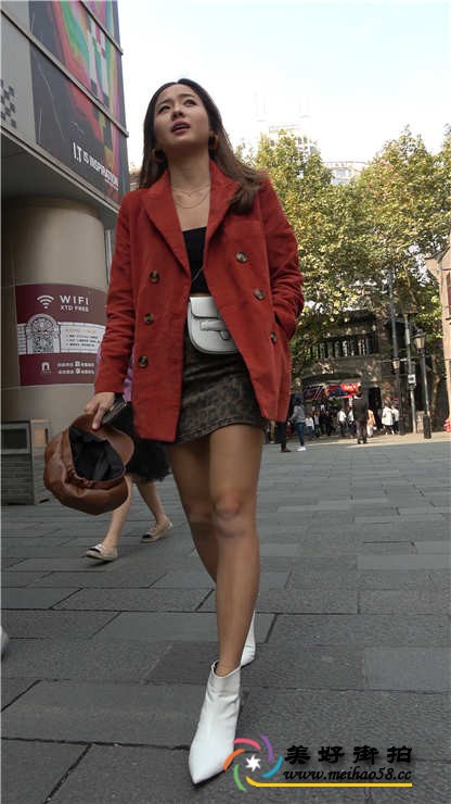 4K-街拍豹纹紧身包臀短裙白色高跟长腿性感美女[MP4/1.22G] -街拍疯-引领美女街拍潮流风尚