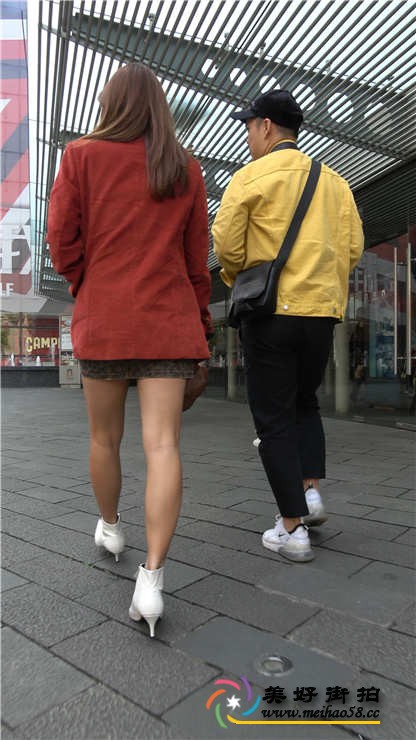 4K-街拍豹纹紧身包臀短裙白色高跟长腿性感美女[MP4/1.22G] -街拍疯-引领美女街拍潮流风尚