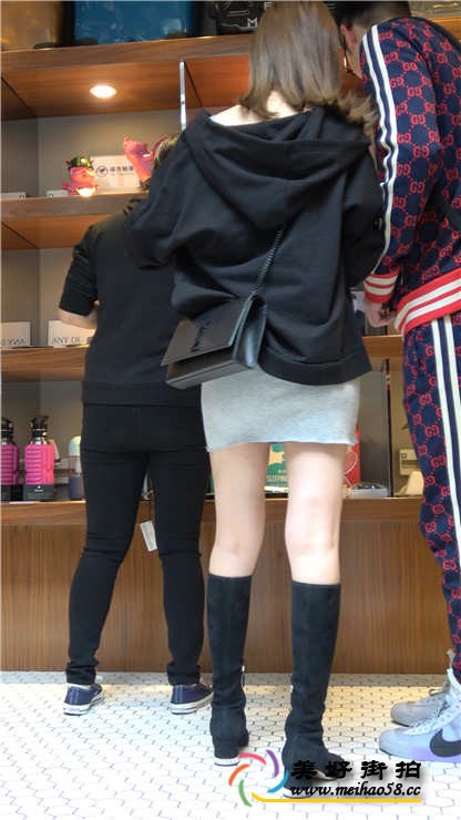 4K-逛街的灰色连衣包臀短裙性感白腿高跟极品美女[MP4/1.14G]-街拍疯-引领美女街拍潮流风尚