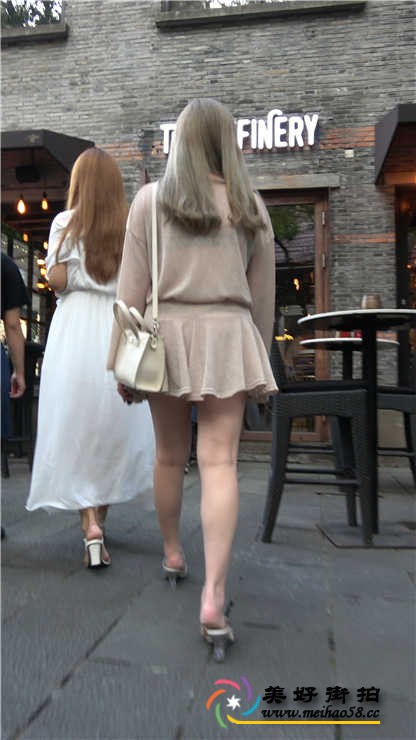 4K-逛街的两个裙装高跟性感美腿美女[MP4/2.23G]-街拍疯-引领美女街拍潮流风尚