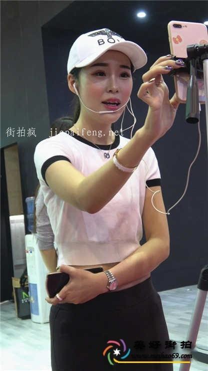 [魔 Buy视频] 4K-鸭舌帽黑紧裤美女网红[MP4/1.7G]2-街拍疯-引领美女街拍潮流风尚