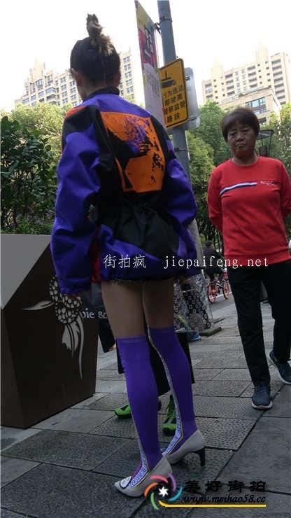 4K-紧身黑色热裤紫色高筒袜极品长腿高跟性感美女[MP4/1.23G] 2-街拍疯-引领美女街拍潮流风尚