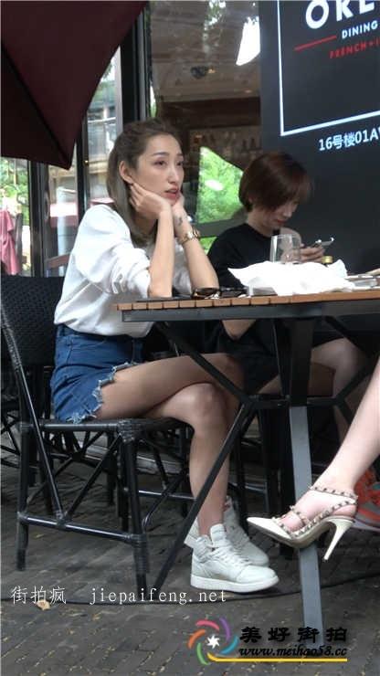 4K-聊天的两个性感白腿漂亮美女[MP4/2.74G]2-街拍疯-引领美女街拍潮流风尚