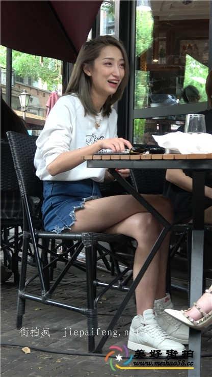 4K-聊天的两个性感白腿漂亮美女[MP4/2.74G]2-街拍疯-引领美女街拍潮流风尚