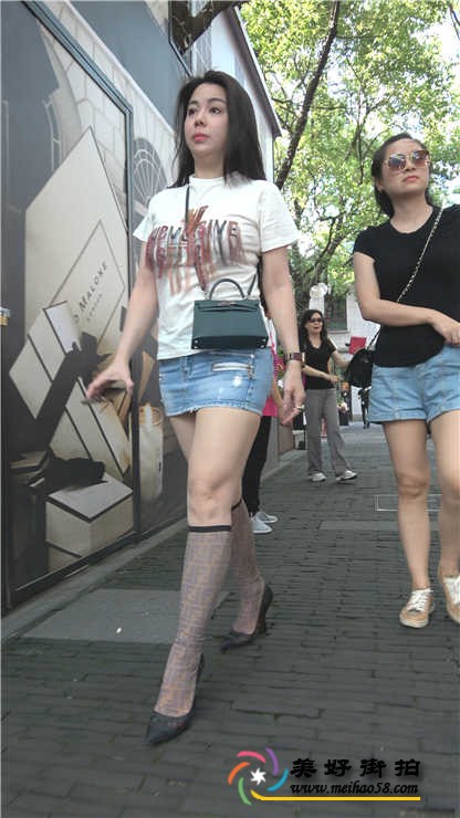 4K-街拍牛仔包臀超短裙丰满大腿饱满翘臀少妇[MP4/1.88G]-街拍疯-引领美女街拍潮流风尚