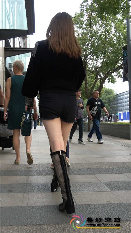 4K-街拍黑色短裤长腿长靴丰满翘臀美女[MP4/1.88G] 2-街拍疯-引领美女街拍潮流风尚