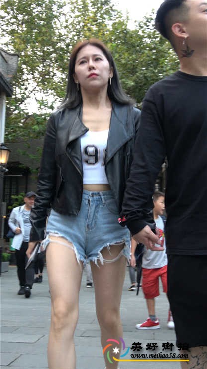 4K-跟拍蓝色牛仔热裤高跟性感白腿漂亮美女逛街[MP4/2.14G]-街拍疯-引领美女街拍潮流风尚