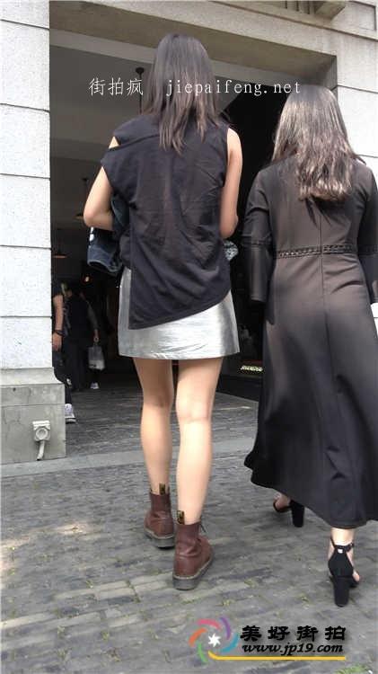 4K-街头拍照的银色包臀皮裙丝袜美腿美女[MP4/1.81G]2-街拍疯-引领美女街拍潮流风尚